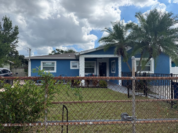 Spacious Tampa Getaway•near Usf & Busch Gardens - Tampa, FL