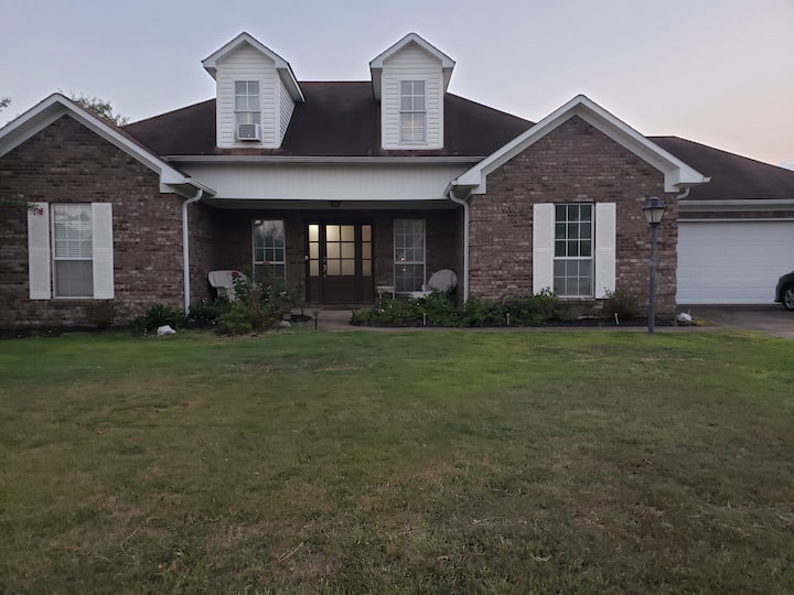 4/3 Home With Pool Minutes From Town - Sardis Lake, MS