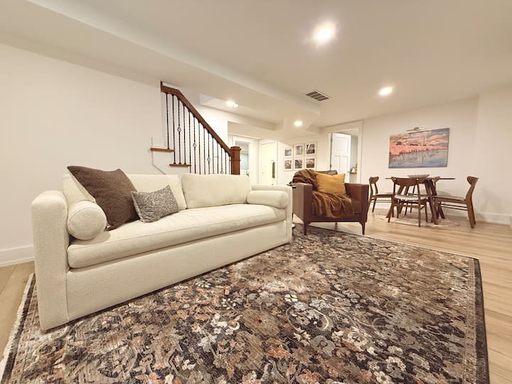 Designer French Normandy Garden Flat Near Butler - Nora - Indianapolis