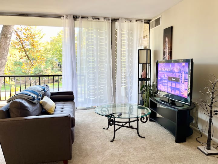 Sunlit Serenity-a Cozy Two-bedroom Retreat - Fairfax, VA
