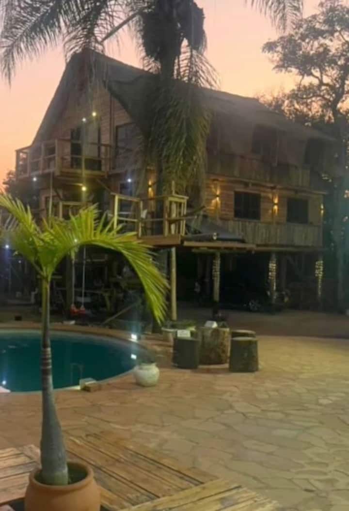 Giraffe Guesthouse With Sporting Facilities - Zimbabwe