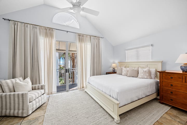 Cap’s Cottage: Ocean View - Steps To Beach - Pool - Destin, FL