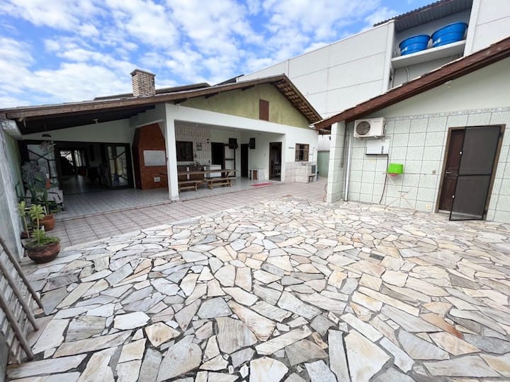 Casa Na Região Central E Perto Do Mar Em Itapoá - Itapoá