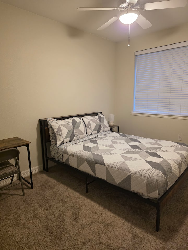 Modern Home In Cedar Park | Quiet & Comfy - Leander, TX