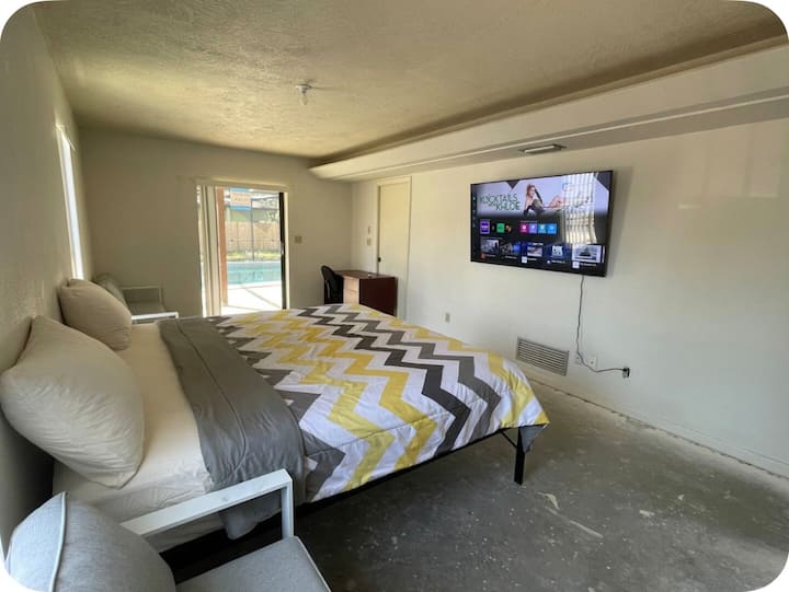 65” Tv, Private Entrance, 1 Bathroom - Largo, FL