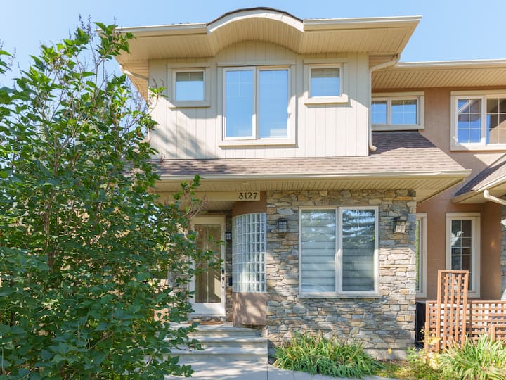 Inner-city Charming Home! Ac & Garage! Sleep 8! - Mount Royal University