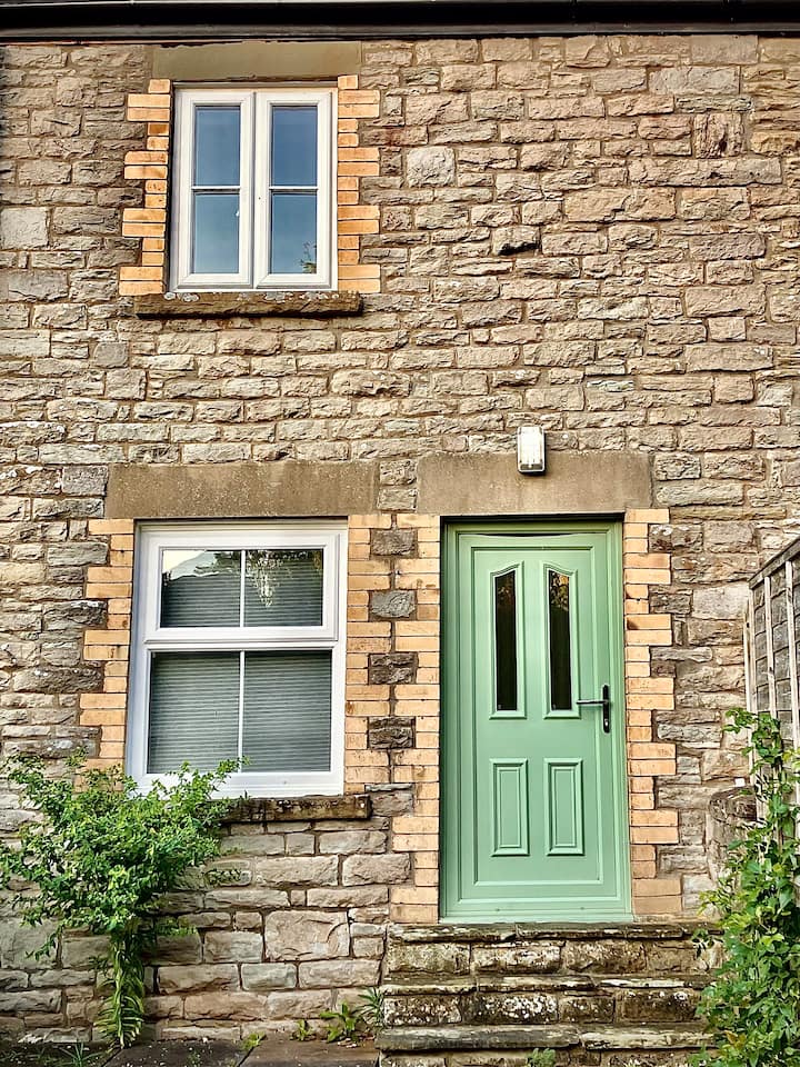 Ty Dwrgi-bach Stream-side Cottage | Parking | - Hay-on-Wye