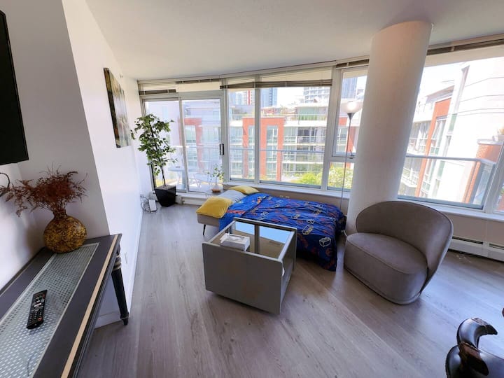 Downtown Vancouver Apt Heated Pool, Gym, Skytrain - Vancouver