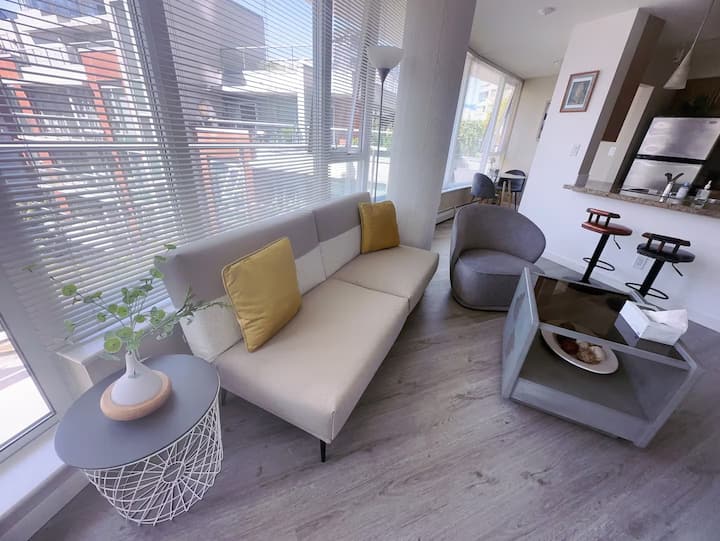 Downtown Vancouver Apt Heated Pool, Gym, Skytrain - Vancouver