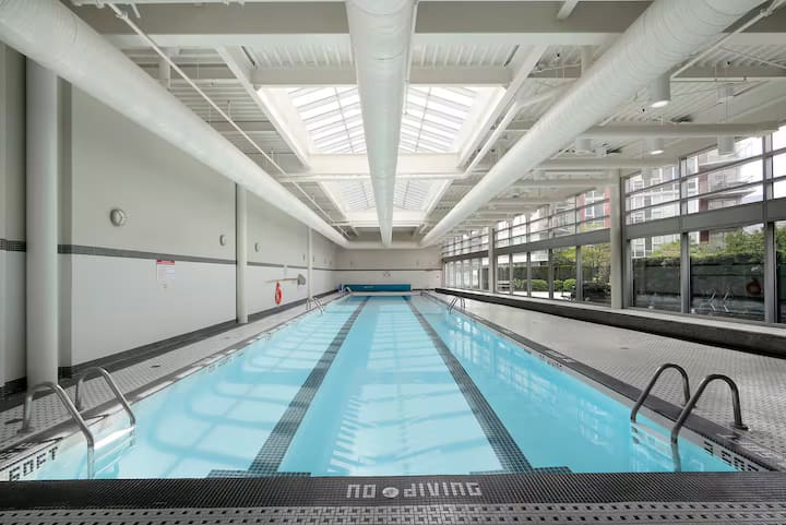 Downtown Vancouver Apt Heated Pool, Gym, Skytrain - Vancouver