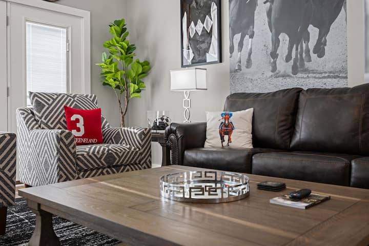 Winners Circle | 2br | Patio-garage | Walk To Rupp - University of Kentucky, Lexington