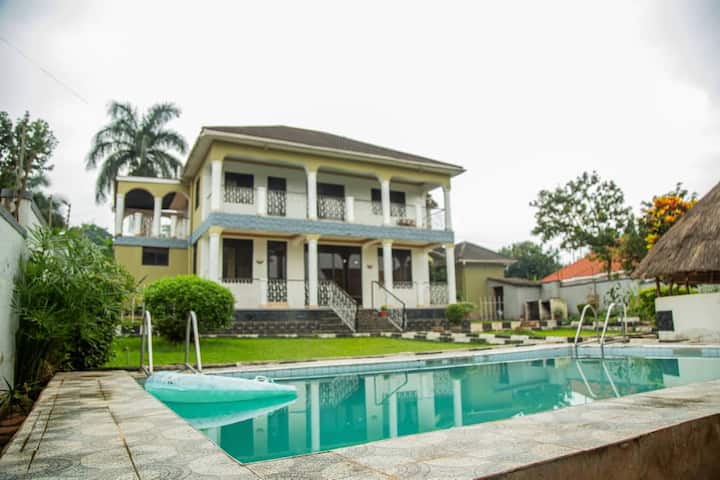 Muyenga Luxe Retreat, 4br Villa With Pool 5g Wifi - Kampala