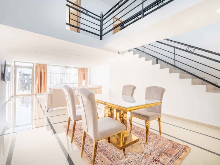 Luxury 4-bedroom Retreat {Parking}{netflix} - Pontoise