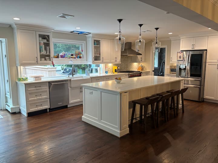 Spacious Dix Hills Home With 5 Bedrooms. - Huntington, NY