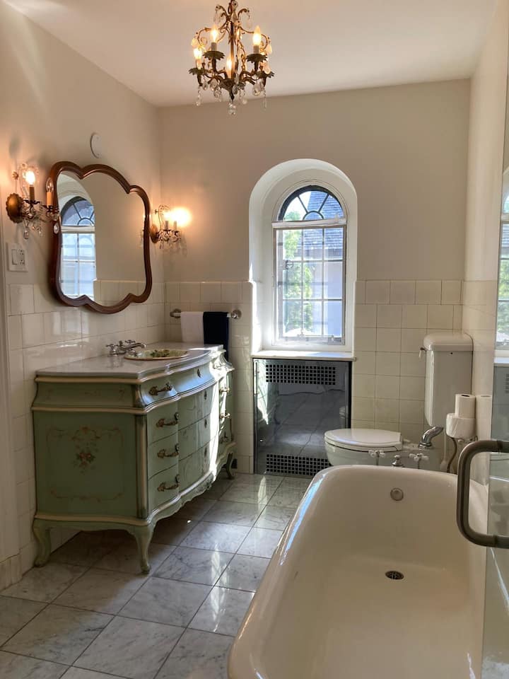 The Putnam House - Bloomfield, CT