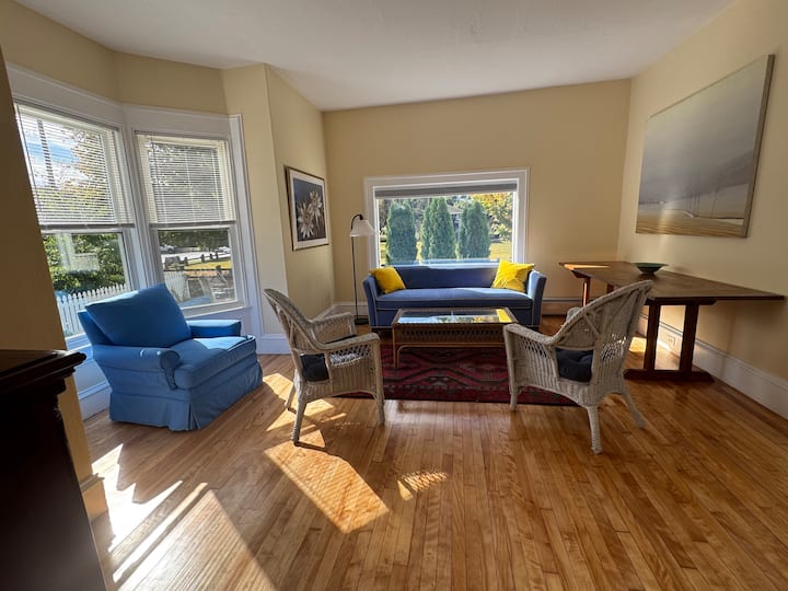 Charming Apartment On The Windsor Green - Claremont, NH