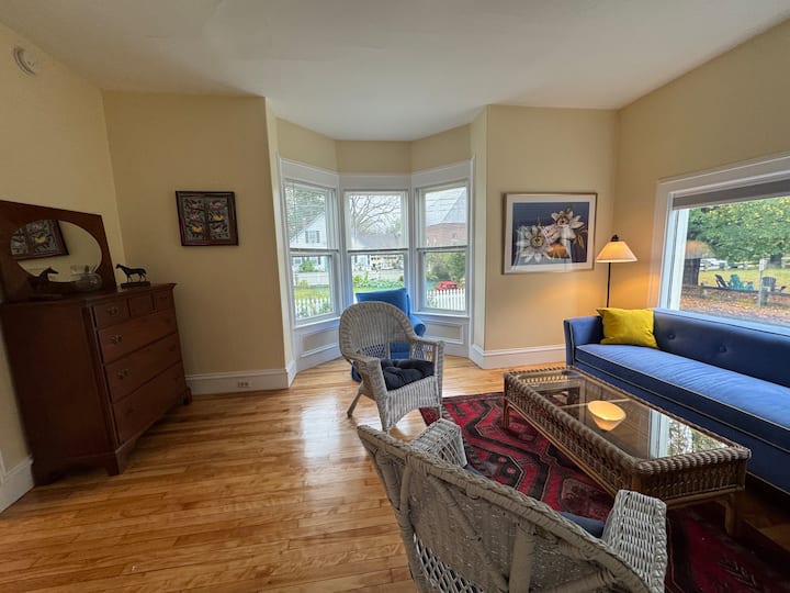 Charming Apartment On The Windsor Green - Claremont, NH