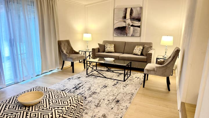 Bright & Cozy Retreat Near Shops & Subway - Toronto