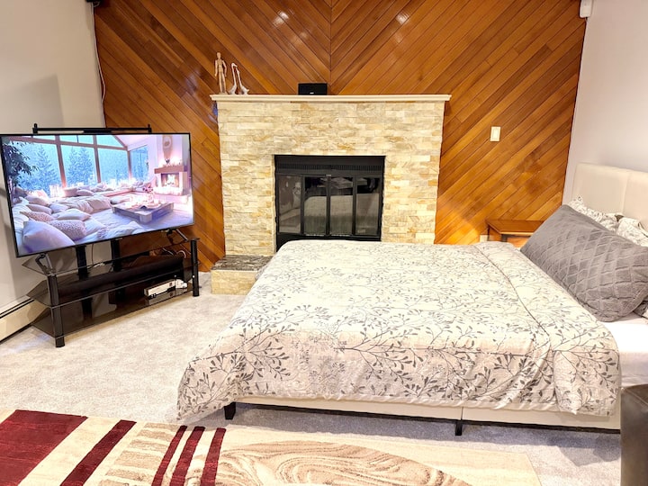 Elegant Private Studio Retreat Near Shops, Transit - Delta