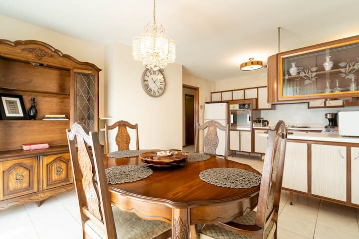 Cozy Family Home In Roseland - Near Parks & Golf - Windsor, ON, Canada