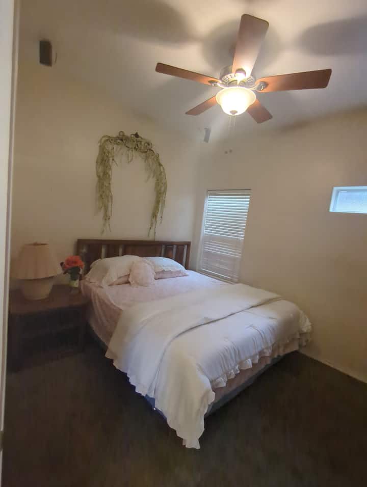 Cozy Casita Near I-40 - Albuquerque, NM