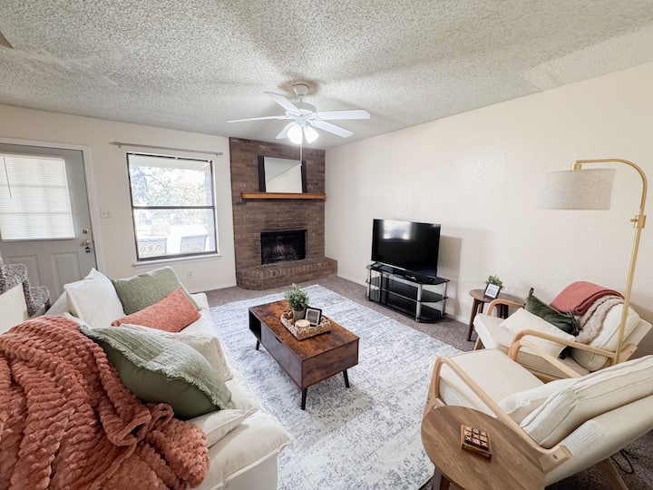 The Oak & Well House - Cool, TX