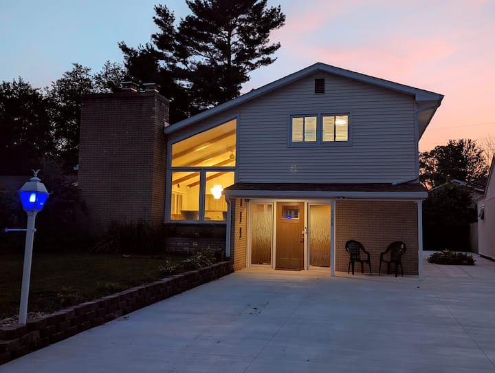 Mid Century Rocky Gap Beach House - Stevensville, MI