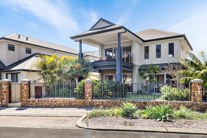 Two-storey Lakeview Retreat At Dunsborough Lakes - バッセルトン