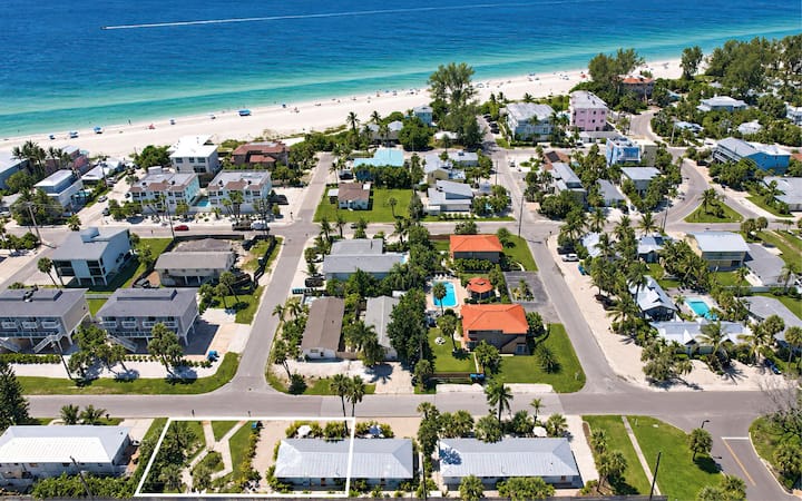 Wake Up To Waves- King Master Suite - Holmes Beach, FL