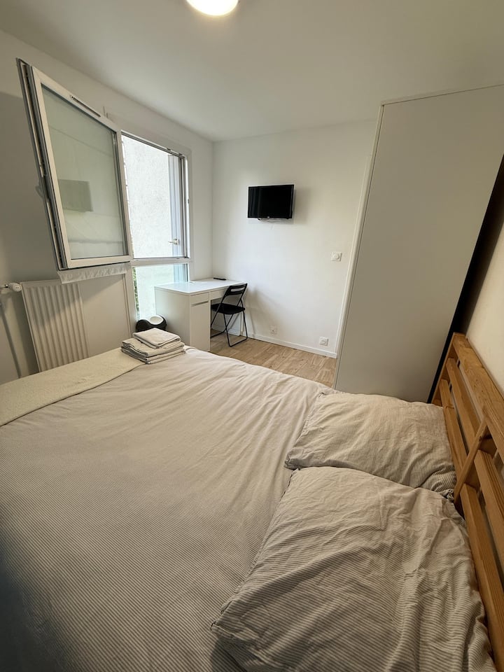 Cálida Y Amplia Habitación Con Transporte Cerca - Saint-Denis, France