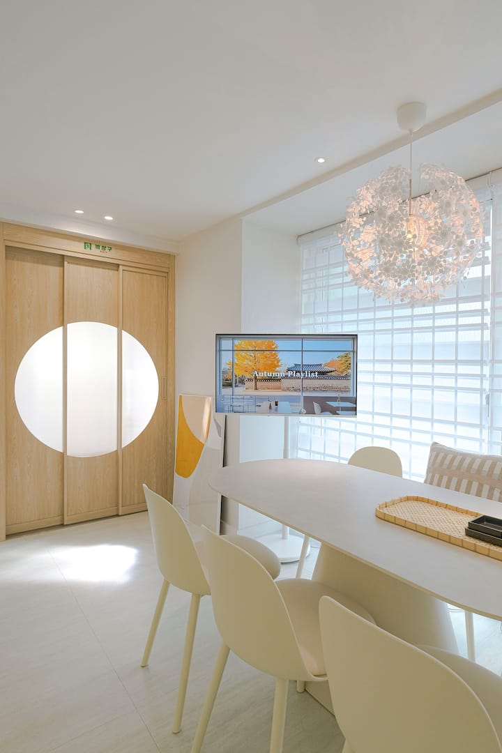 [All New]홍대,명동/홍대역3번출구8분/주택1층/무료주차/방3,침대5,욕실1 - Seoul