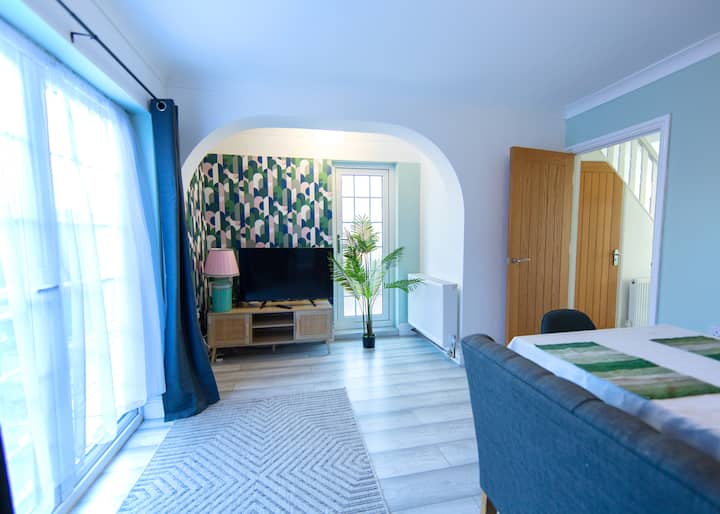 Bright & Airy 4x Bed House With Parking - Ely