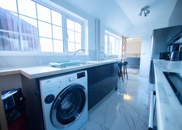 Bright & Airy 4x Bed House With Parking - Ely
