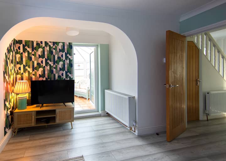 Bright & Airy 4x Bed House With Parking - Ely