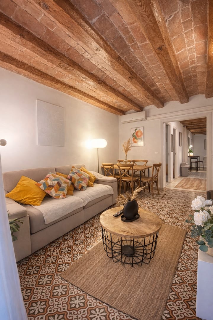 Rustic Vintage Flat In El Gótico | Las Ramblas - Barcelona