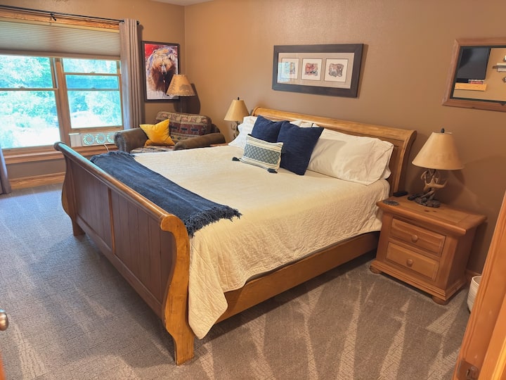 King Bed Condo, Hot Tubs, Gym & Targhee Shuttle! - Teton County, WY
