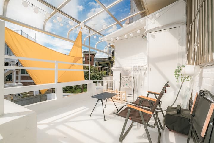 [All New]홍대,명동/홍대역3번출구8분/주택2층/무료주차/방2,침대3,욕실1 - Seoul