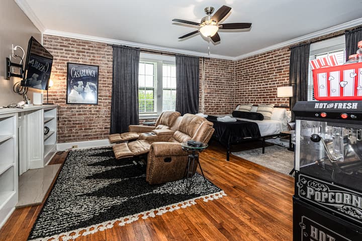 Movie Night Hideaway | Cozy Studio Near Downtown - Knoxville, TN