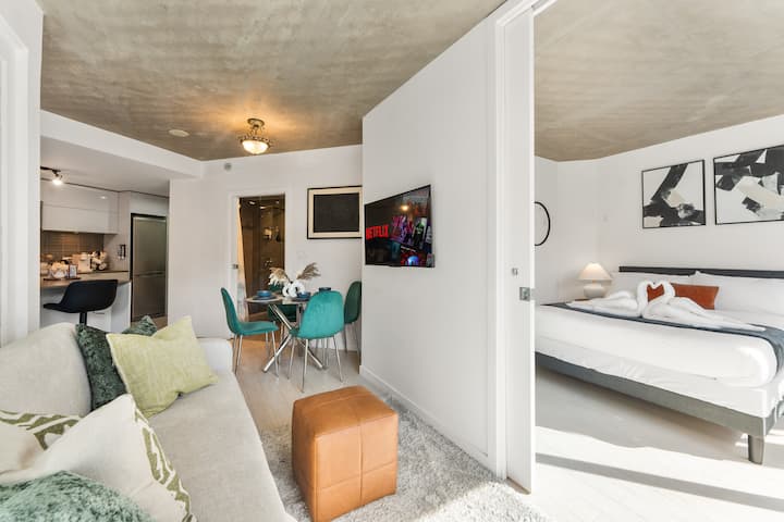 Cozy 2br/3bed Condo Downtown + Hot Tub/gym - Vancouver