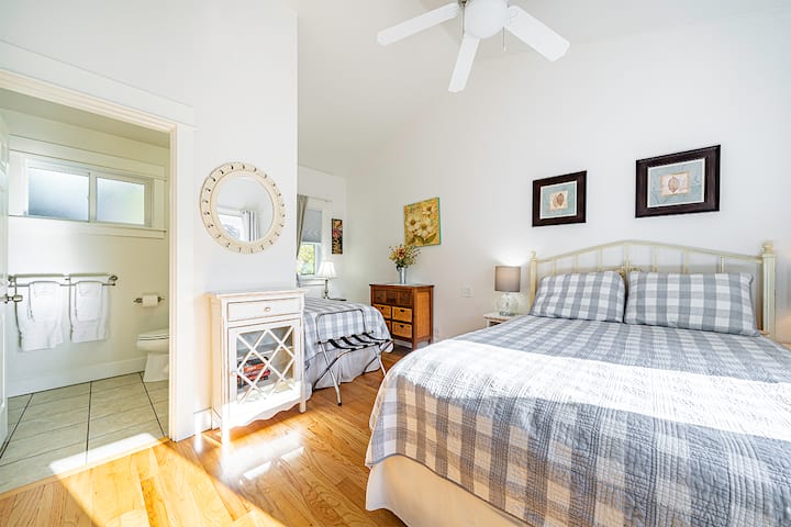 Garden Suite @ 2nd St Cottages~sleeps 5 - Ashland, OR