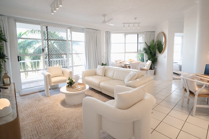 Sunset-on-the-strand/pool/tennis/tsv - Australia