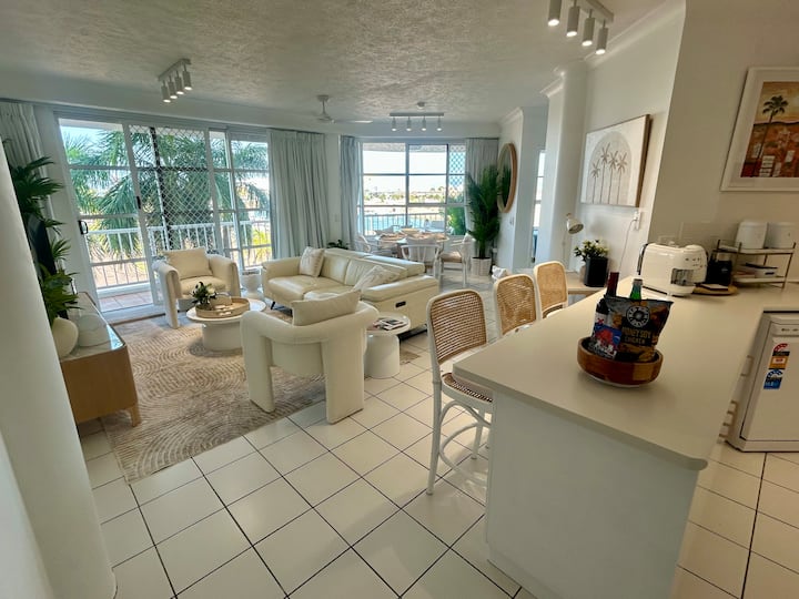 Sunset-on-the-strand/pool/tennis/tsv - Australia