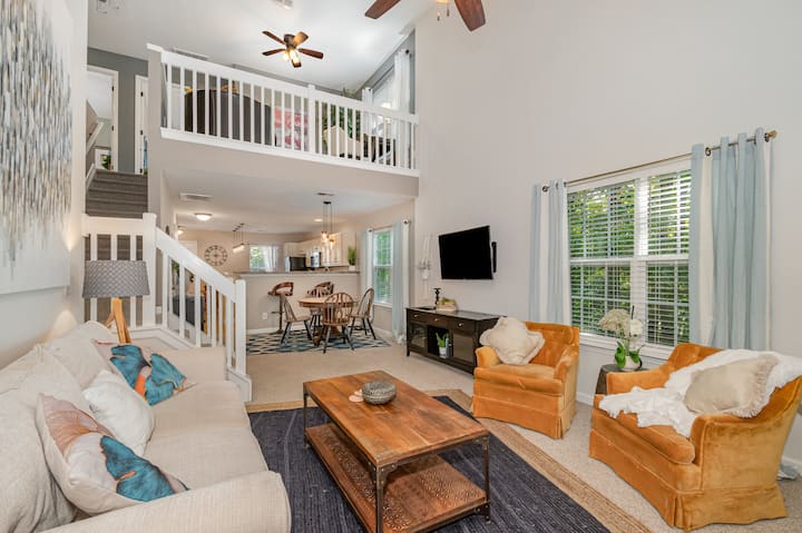 Spacious Townhome Near Airport, Shopping And Fun! - Lake Higgins