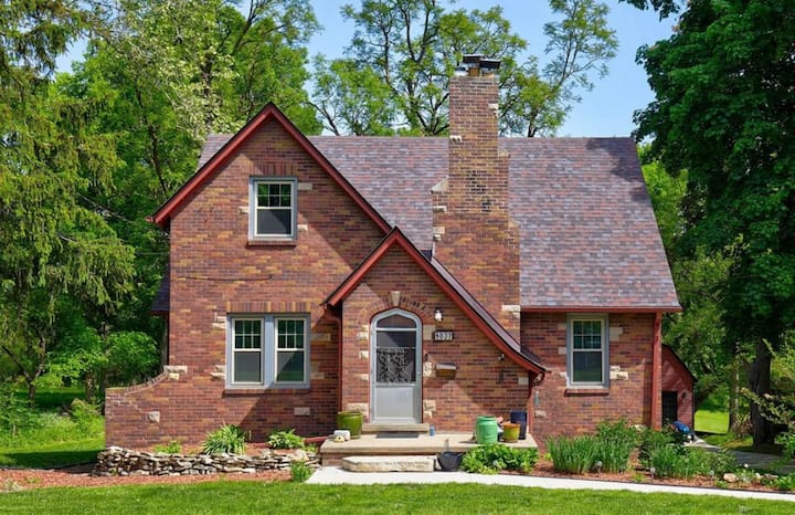 The Cobblestone Manor - Relaxing Hot Tub And Patio - Des Moines, IA