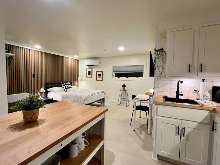 Cozy, All-new Studio In The Heart Of Downtown! - Fayetteville, AR