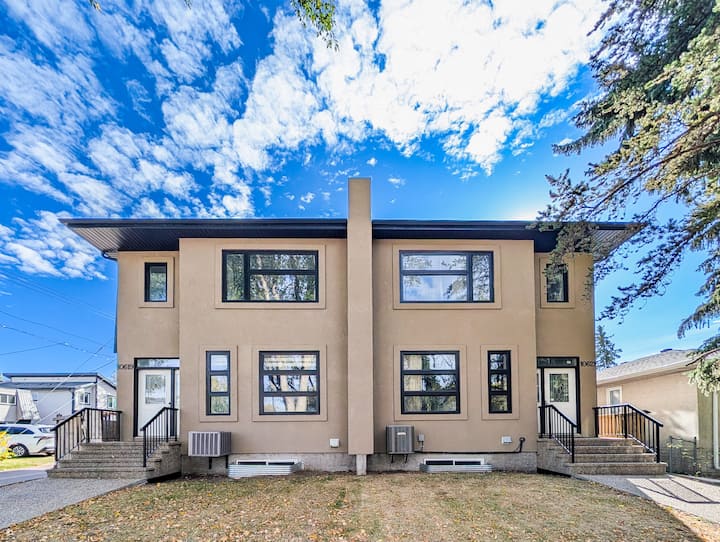 New University 7 Bedrooms Luxury Modern Home - Edmonton