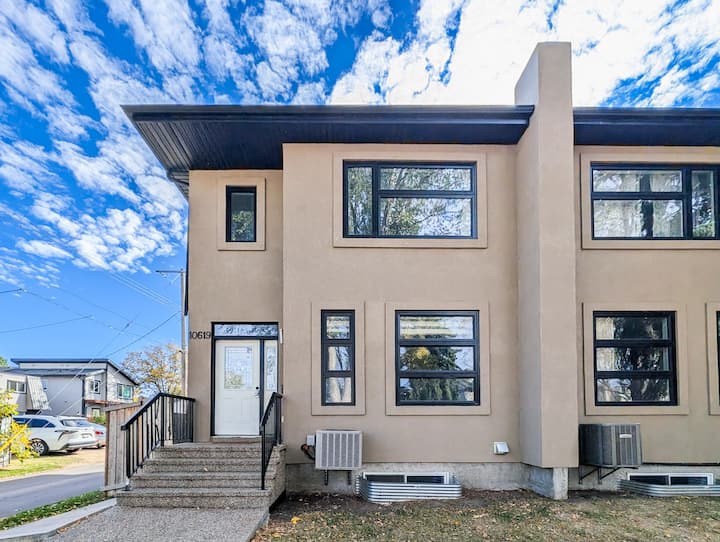 New University 7 Bedrooms Luxury Modern Home - Edmonton