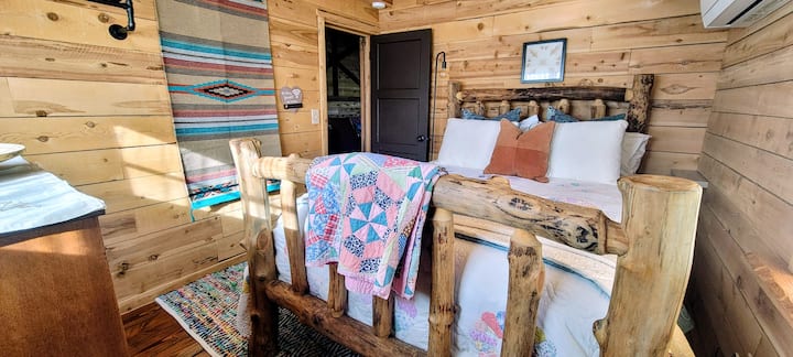 Peaceful Lodge Experience- With Views
-Sunset Room - Oregon