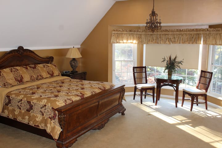 Lake View Penthouse - Greensboro, NC