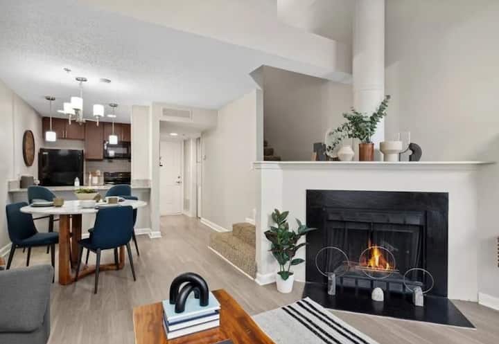 2 Story Loft Retreat | Balcony + Fireplace + Study - Atlanta